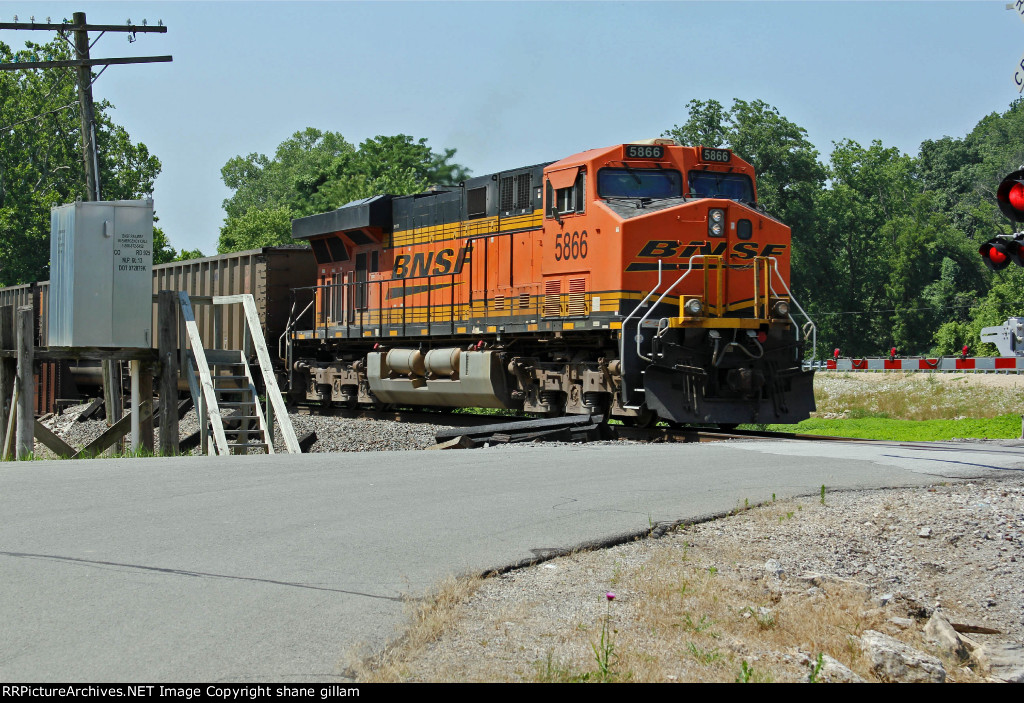 BNSF 5866 Working Dpu.